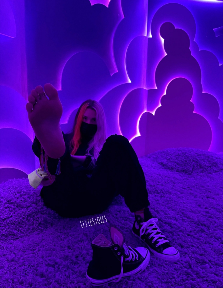 Lexie Girl's Feet - Foot Adoration, Foot Fetish Directory and Foot ...